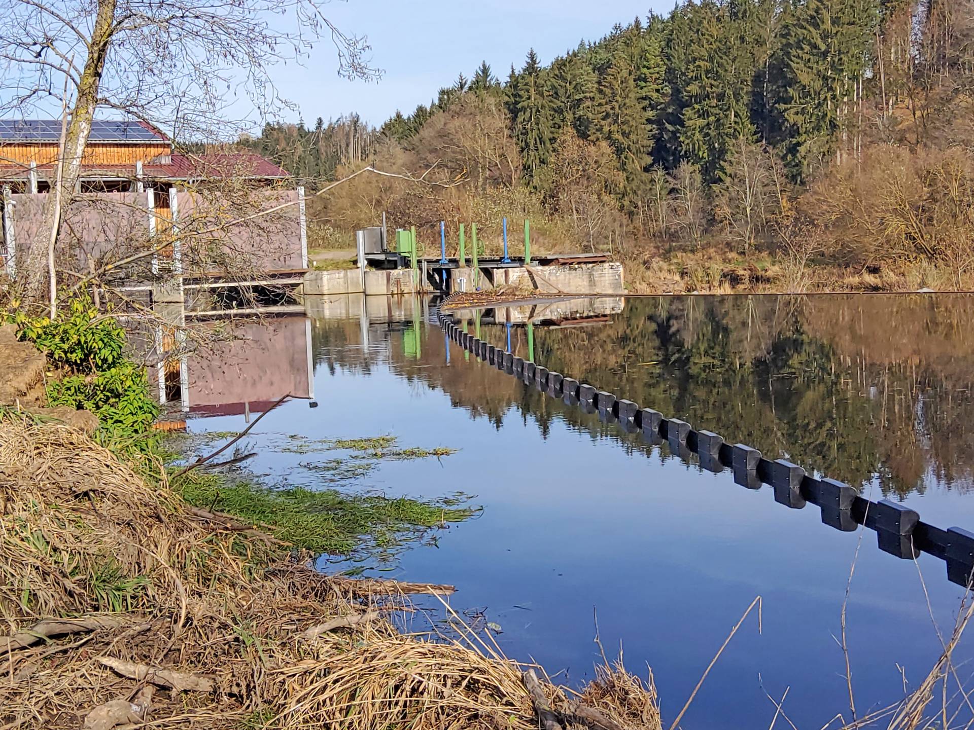 Britische Treibgutbarrieren halten grobes Treibgut effektiv vom ...